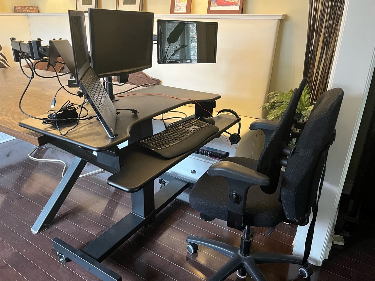 How the Rocelco MSD-40 mobile standing desk with DM3 triple monitor arm ...
